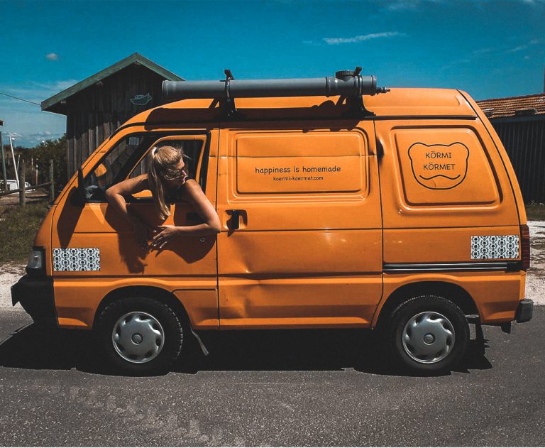 Minivan Piaggio Porter: Kerstin a amanégé son mini van et vit la vanlife