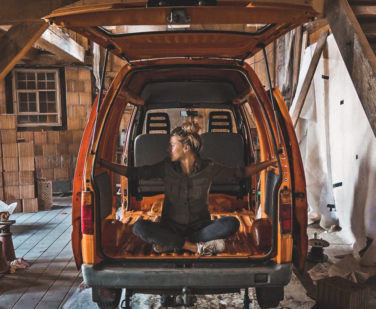 Minivan Piaggio Porter: Kerstin a amanégé son mini van et vit la vanlife